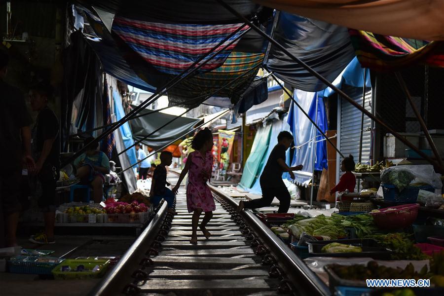 Thaïlande : un marché sur les rails du train_French.news.cn