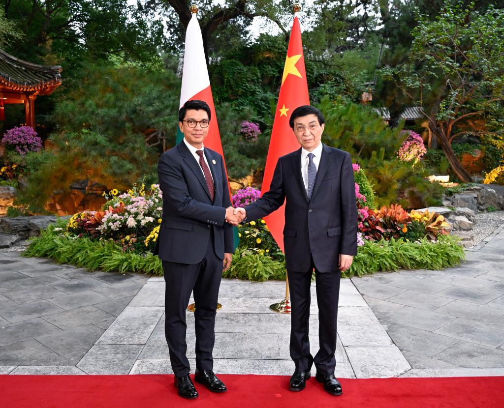 (FCSA) Le plus haut conseiller politique chinois rencontre le président ...
