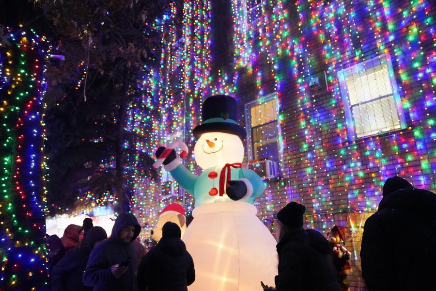 Etats-Unis : décorations lumineuses à New York - Xinhua - french.news.cn