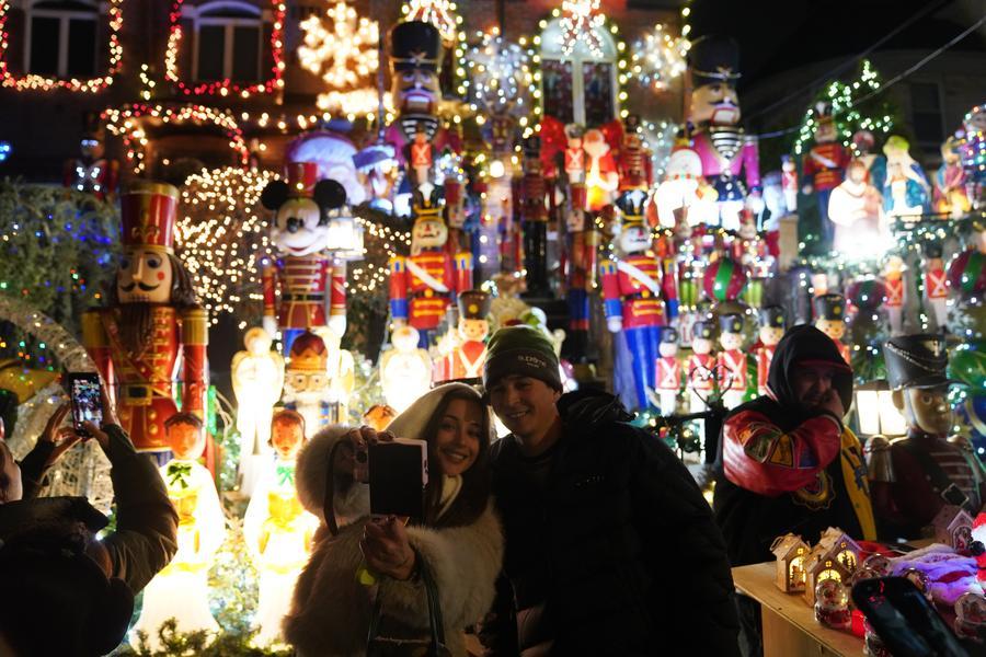 Etats-Unis : décorations lumineuses à New York - Xinhua - french.news.cn