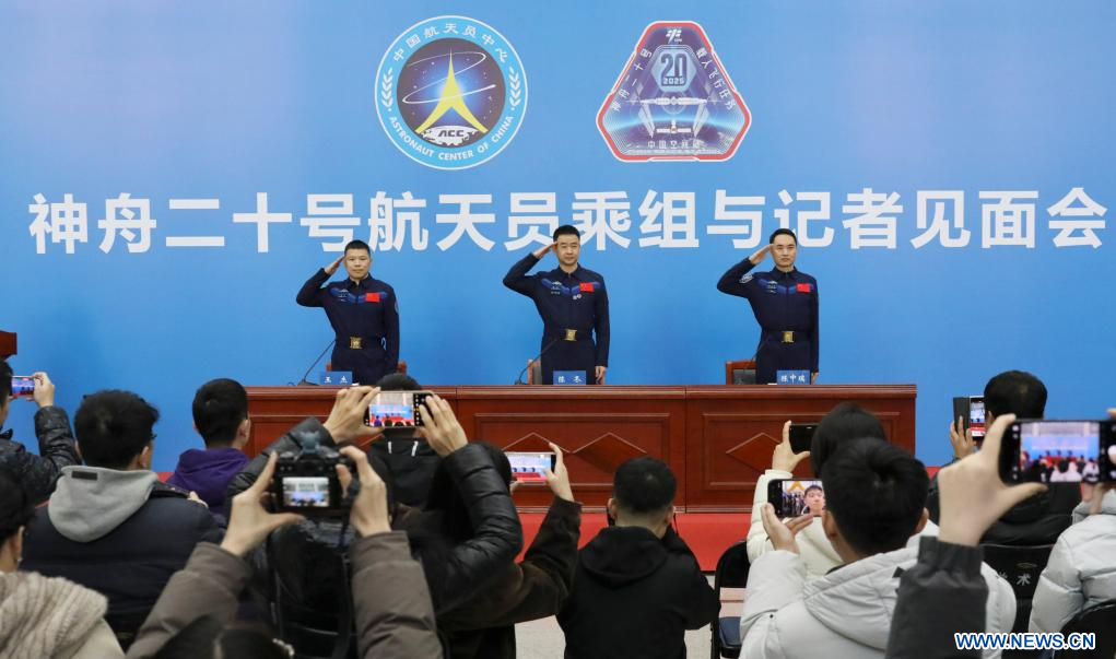 Les astronautes de Shenzhou-20 rencontrent la presse après leur retour ...