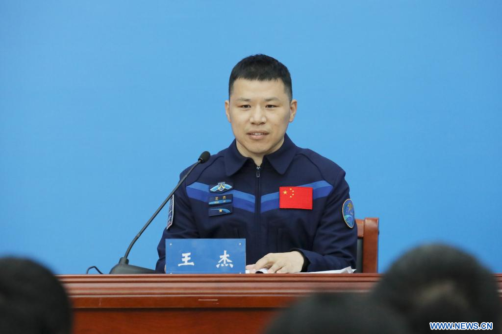 Les astronautes de Shenzhou-20 rencontrent la presse après leur retour ...