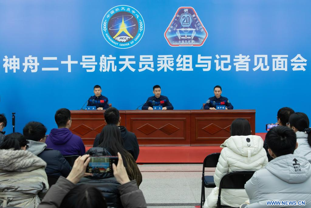 Les astronautes de Shenzhou-20 rencontrent la presse après leur retour ...